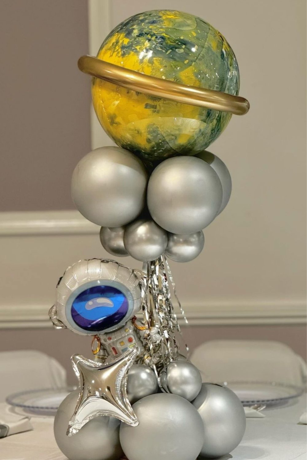 21 Balloon Centerpiece Ideas For Easy Table Decor To Copy - The Chic Quota