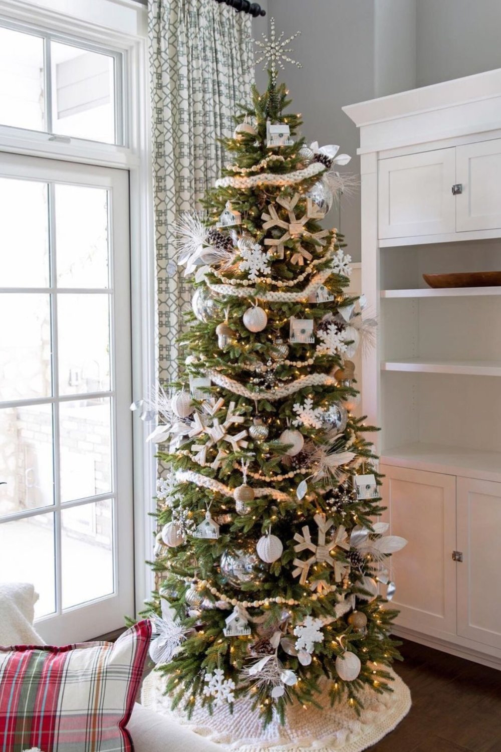 28 Neutral Christmas Tree Ideas For Cozy Holiday Decor - The Chic Quota