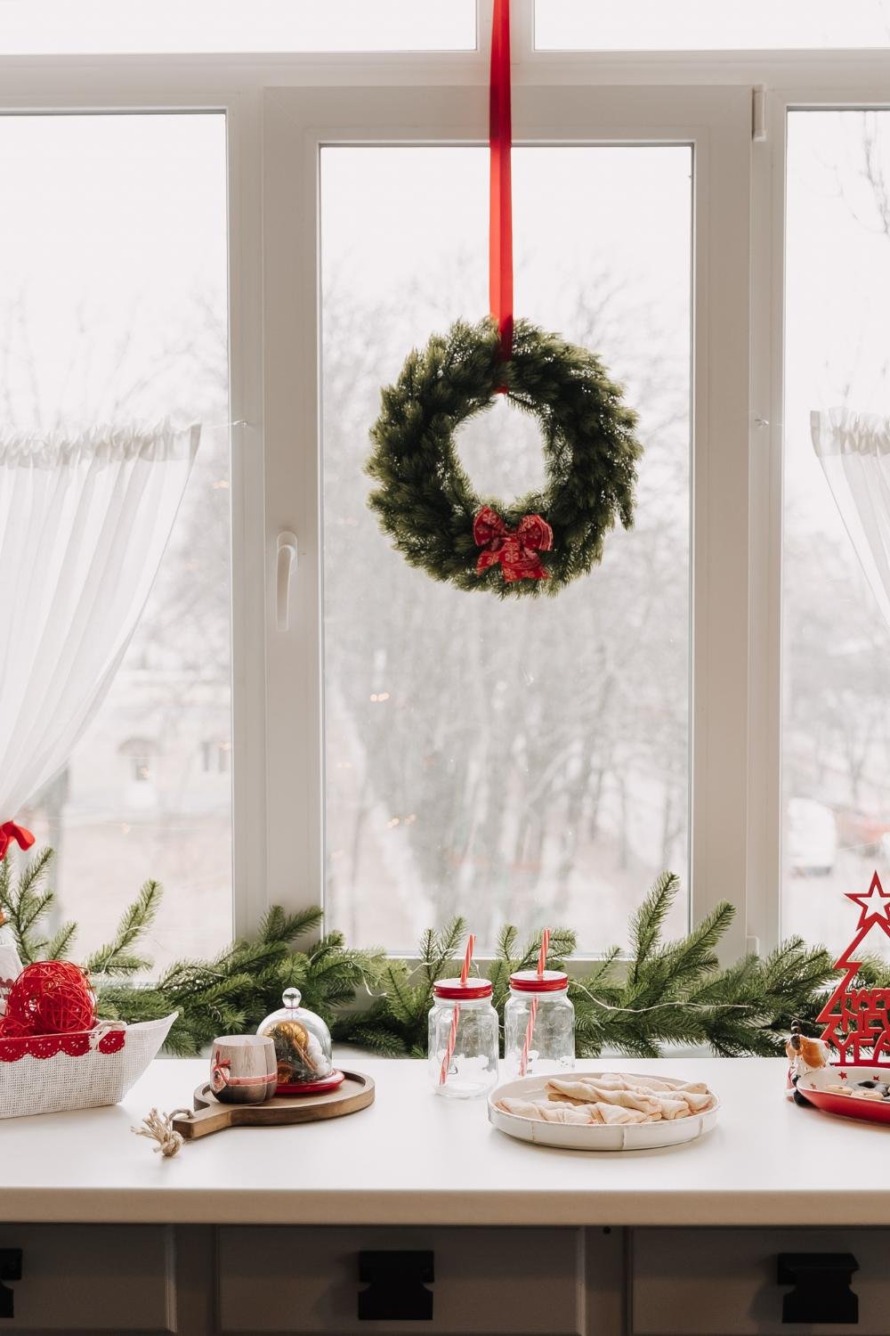 23 Gorgeous Ideas for The Best Christmas Window Decorations - The Chic ...