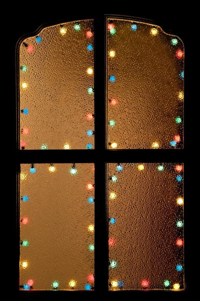 23 Gorgeous Ideas for The Best Christmas Window Decorations - The Chic ...