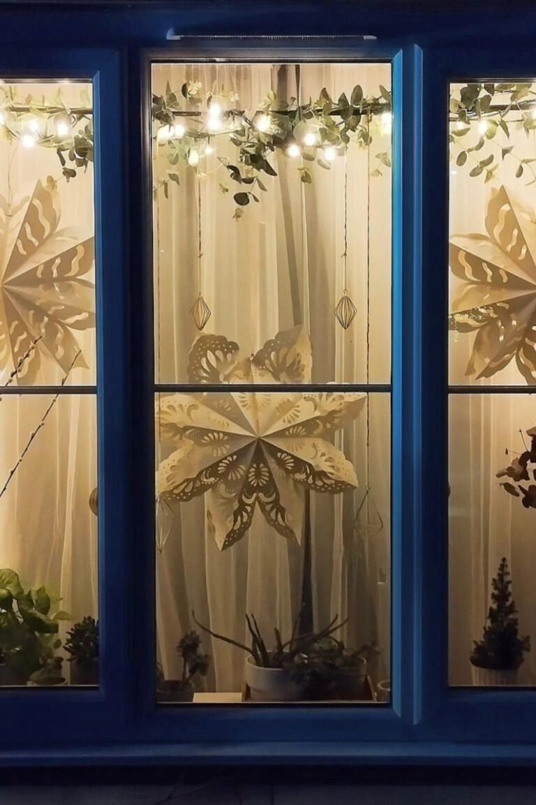 23 Gorgeous Ideas for The Best Christmas Window Decorations - THE CHIC ...