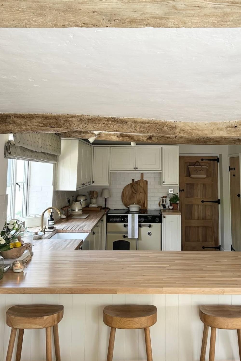 English Cottage Kitchens: 18 Country, Cozy Ideas You'll Love - THE CHIC ...